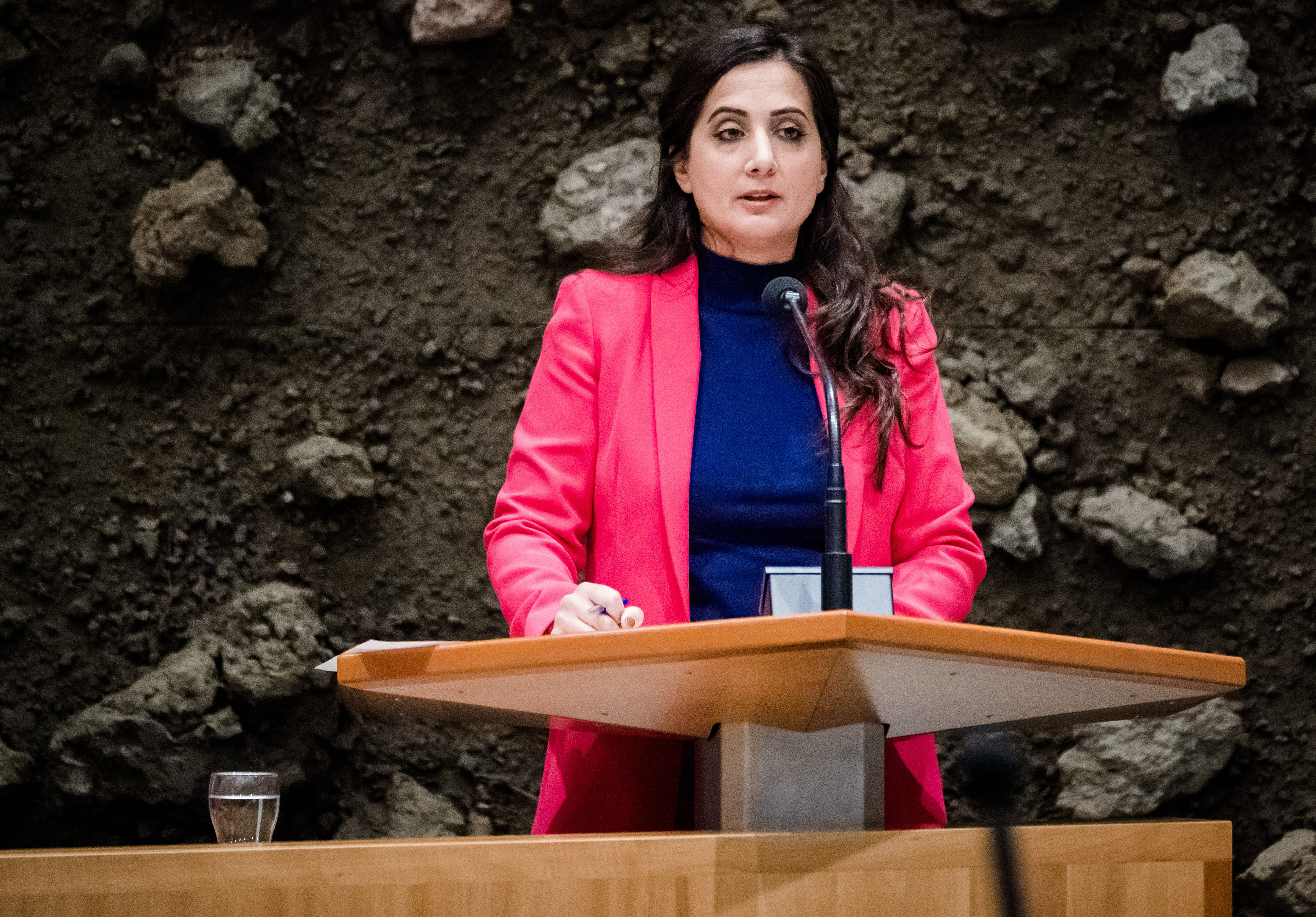 Wordt het verboden om sensatiefilmpjes op internet te delen? - DIT