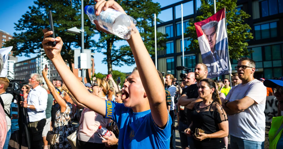 Protest bij AZC's: hoe ga je daarmee om? - DIT