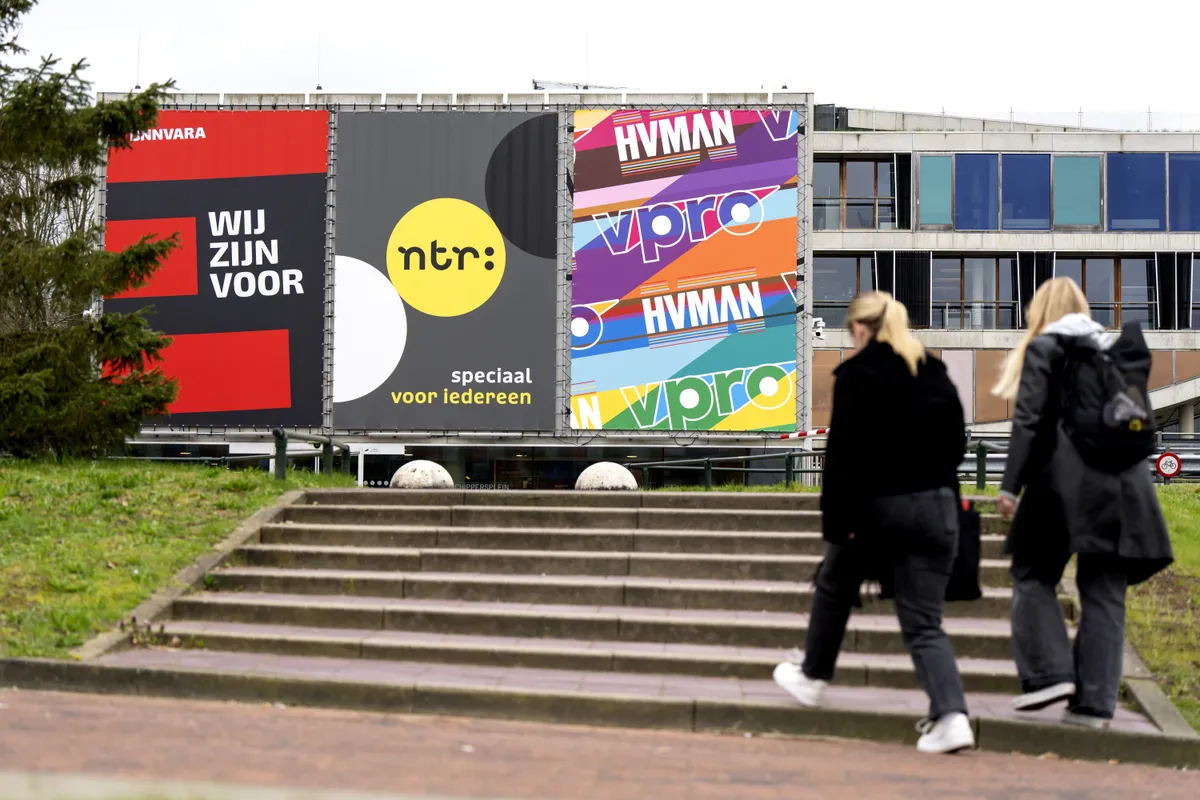 Moet de NPO op de schop? 'Stop met de omroepen, gooi alles op een hoop ...